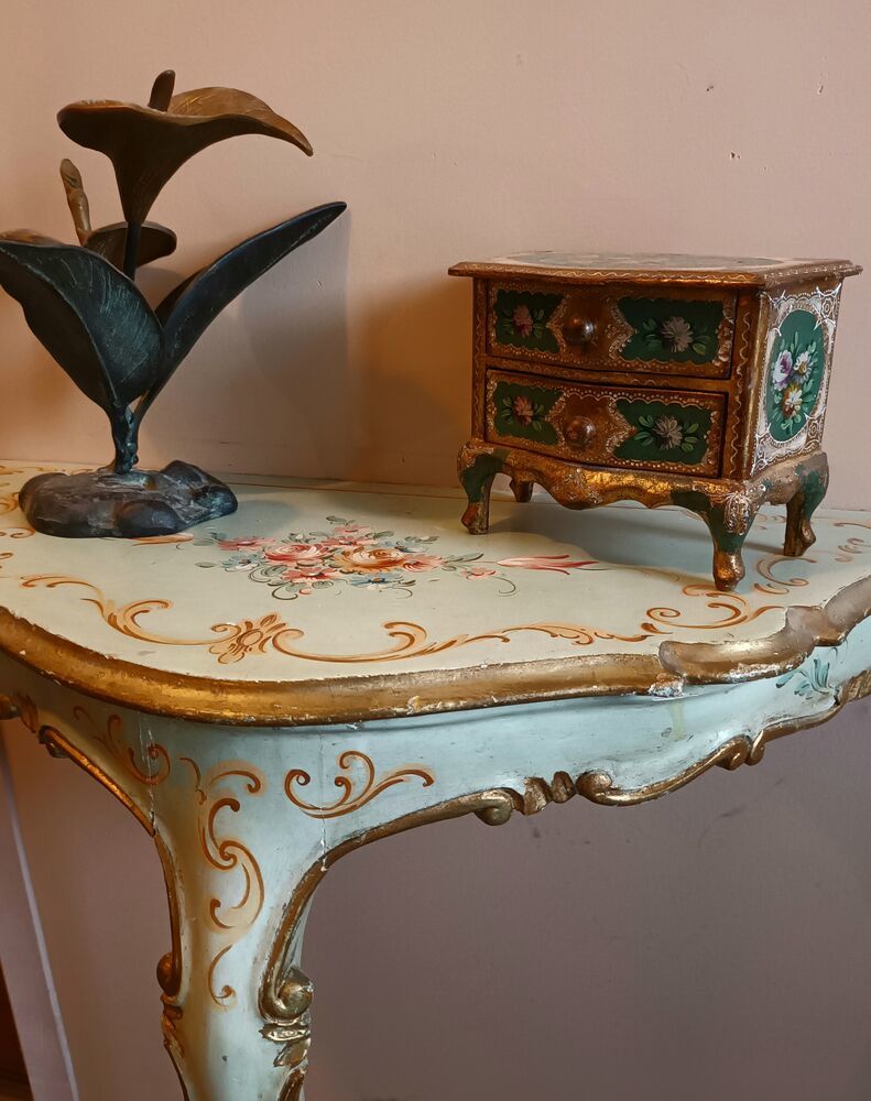 Консоль — маленькая, но такая необходимая мебель