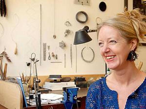 Ювелирные работы Susan Cross: искусство соединения металла и графики